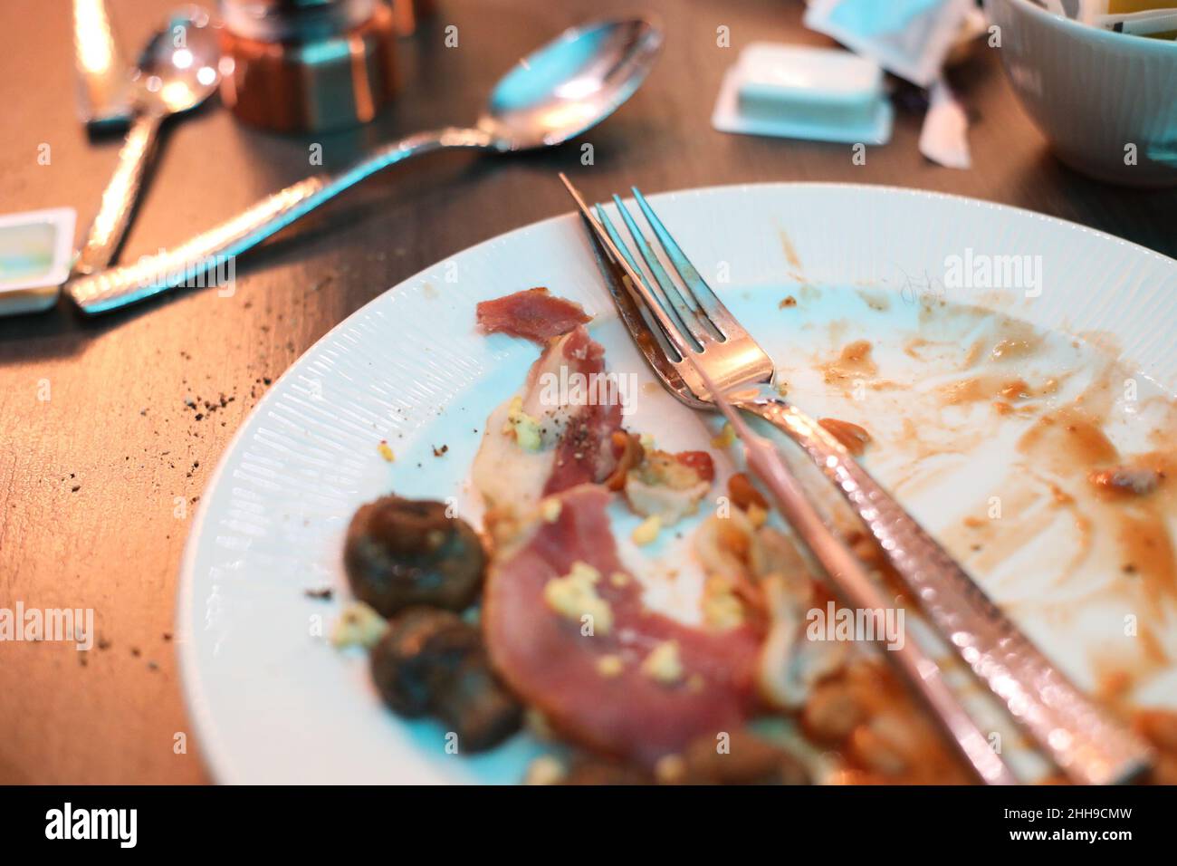 English breakfast on white plates hi-res stock photography and images ...