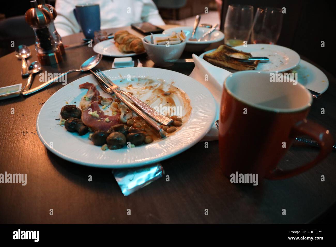 English breakfast on white plates hi-res stock photography and images ...