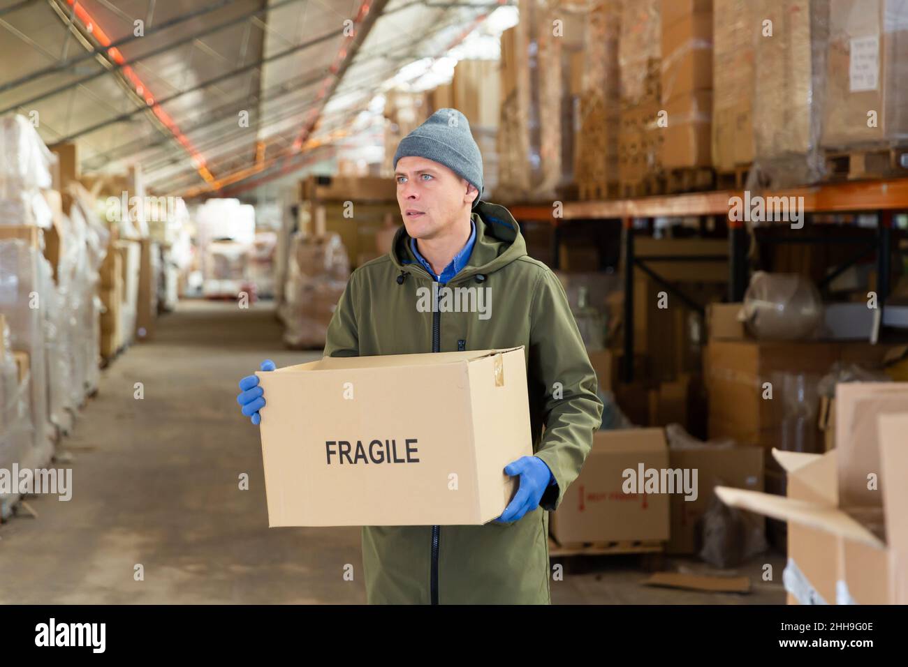 Storekeeper stacking pasteboard box in storehouse Stock Photo - Alamy