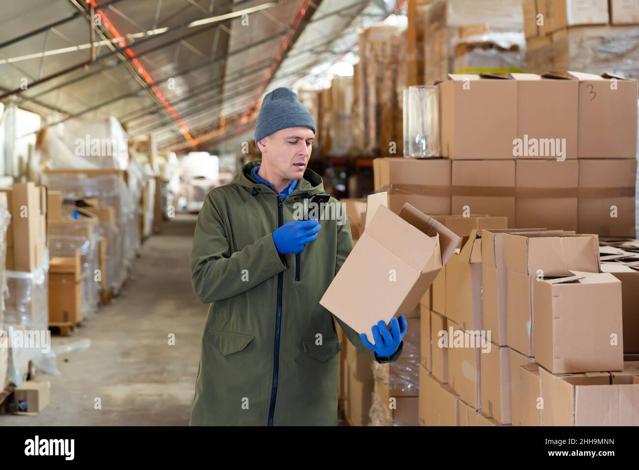 Fulfillment center worker using hi-res stock photography and images - Alamy
