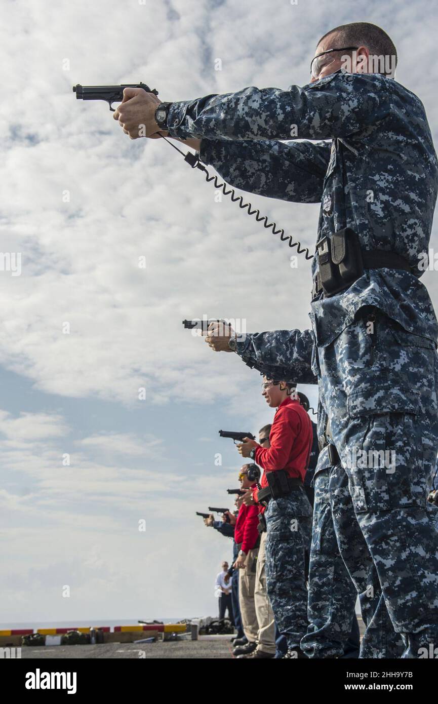 Small arms qualification course hi-res stock photography and images - Alamy