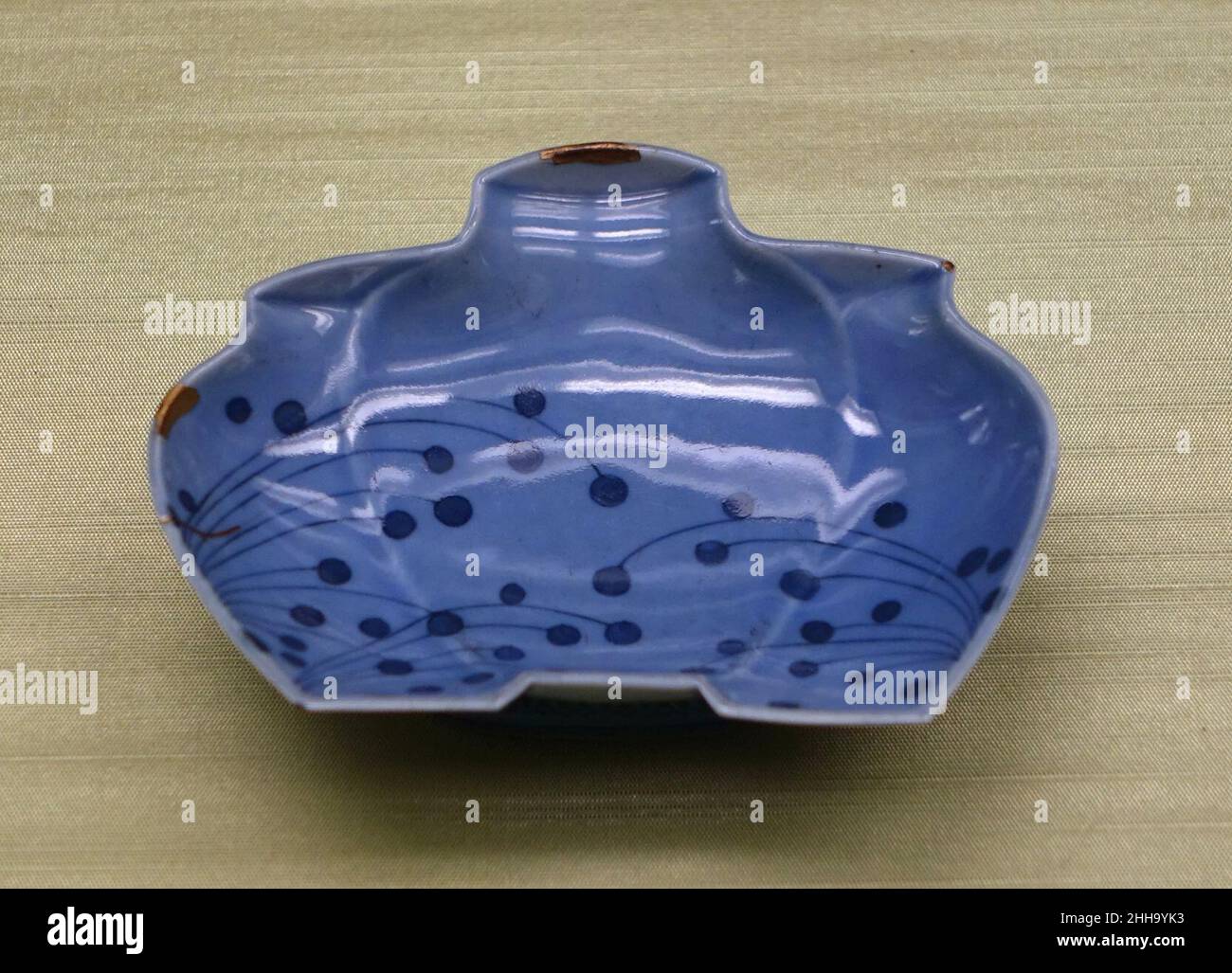 Small dish shaped like three pots with dewdrop design, Nabeshima ware ...