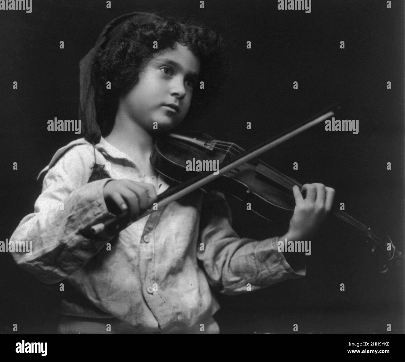 Small child playing violin Stock Photo - Alamy