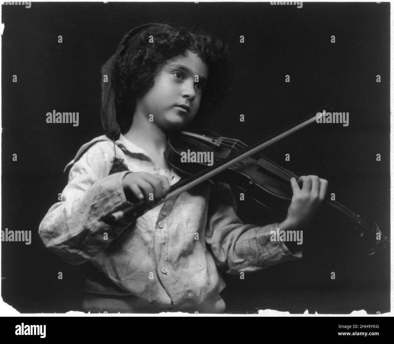 Small child playing violin Stock Photo - Alamy
