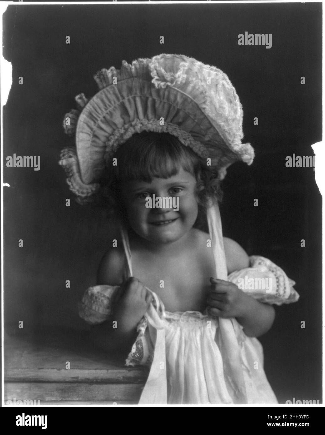 Small girl wearing large bonnet Stock Photo - Alamy