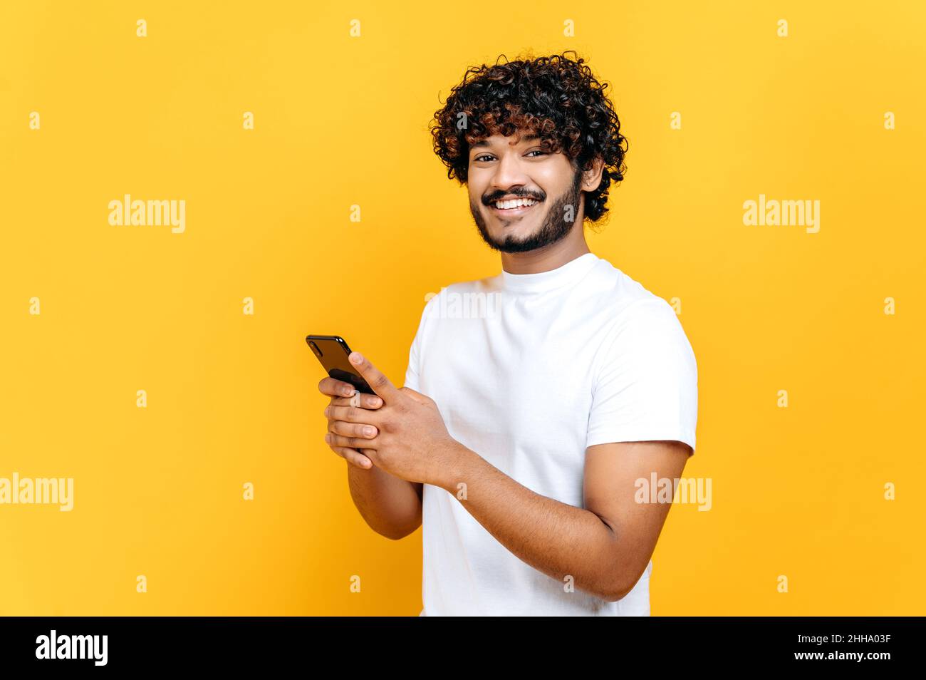 Guy looks phone on background hi-res stock photography and images - Alamy