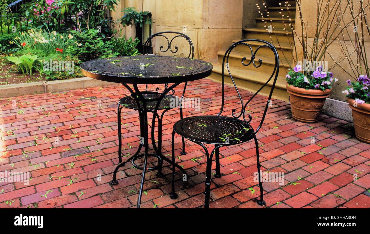 Cafe patio table and chairs Stock Photo - Alamy
