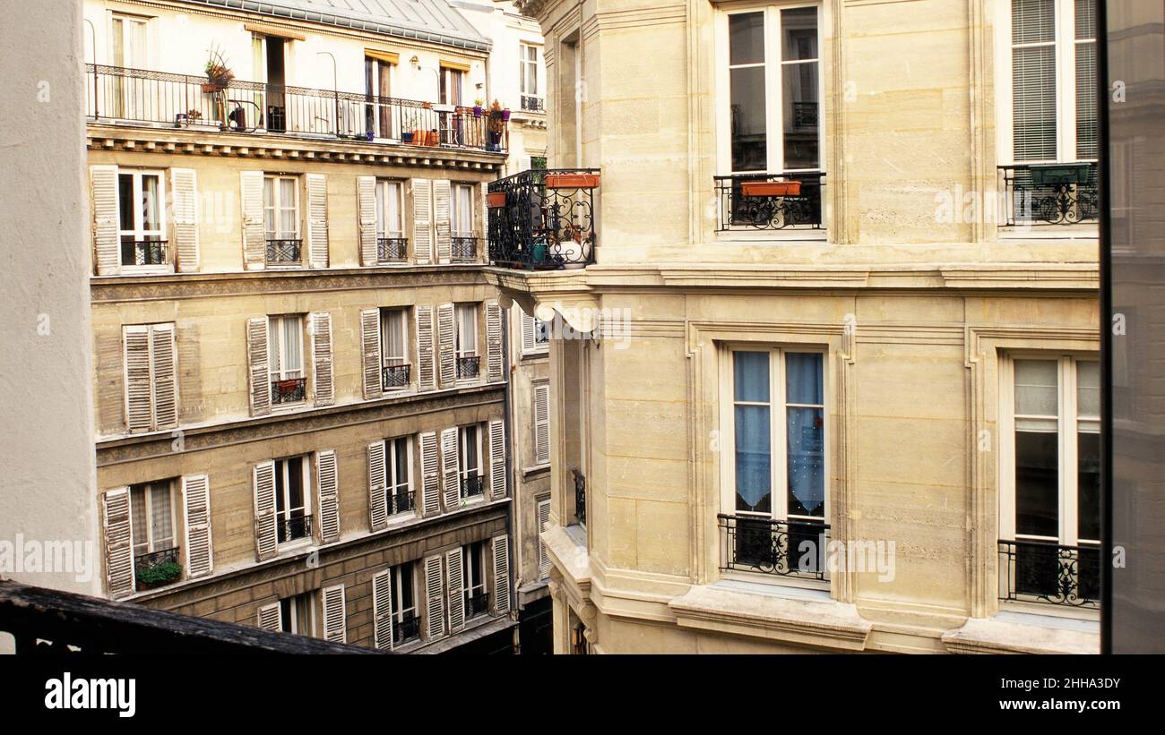 Paris metropolitan buildings hi-res stock photography and images - Alamy