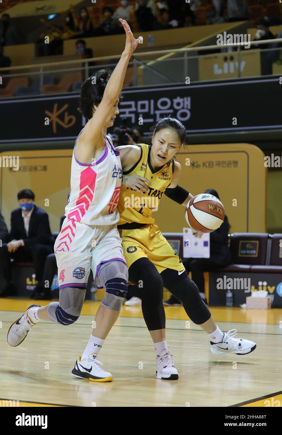 24th Jan, 2022. Basketball: KB Stars vs. Samsung Blue Minx Yeom Yoon-ah ...