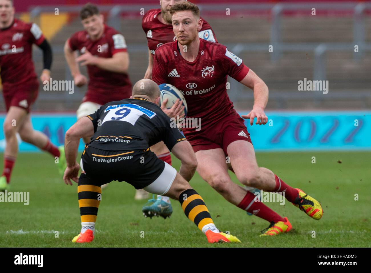 Ben HEALY of Munster with the ball and Dan ROBSON of Wasps during the ...