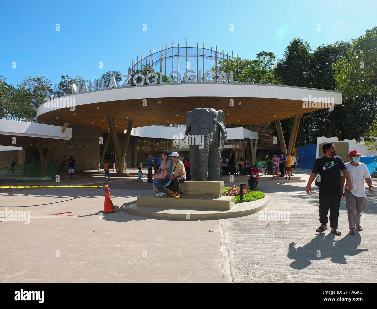 Manila, Philippines. 22nd Jan, 2022. A couple sitting on a stone bench ...