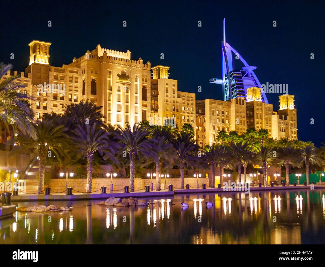 Night time at Madinat Jumeirah, an Arabian mini-city in Dubai ...