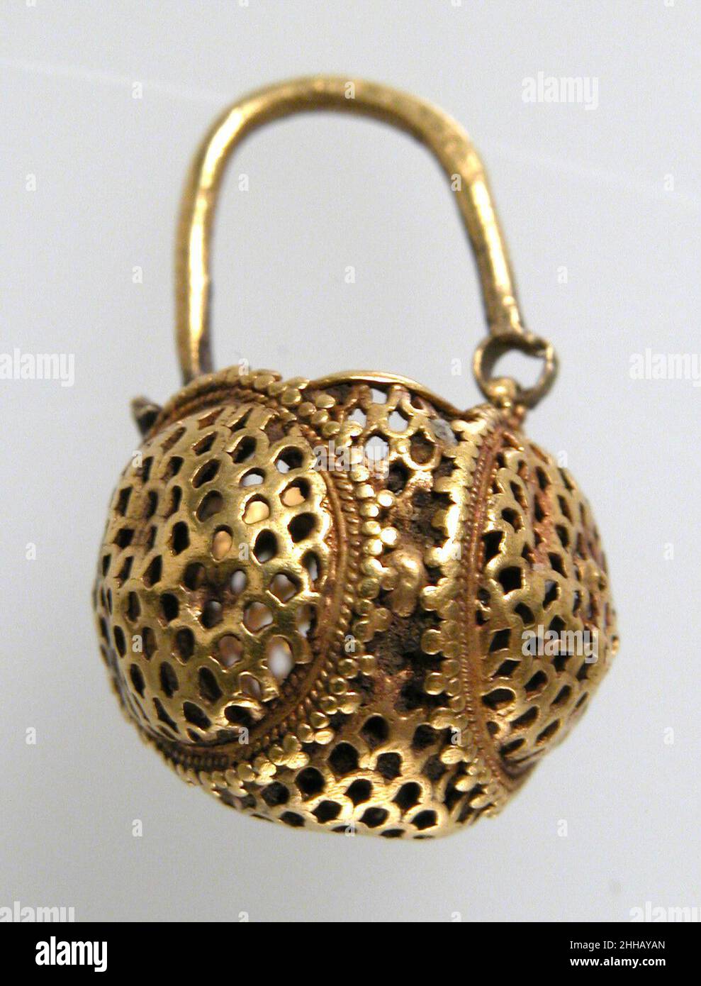 Gold "Basket" Earring 6th century Byzantine Opus interrasile was a ...