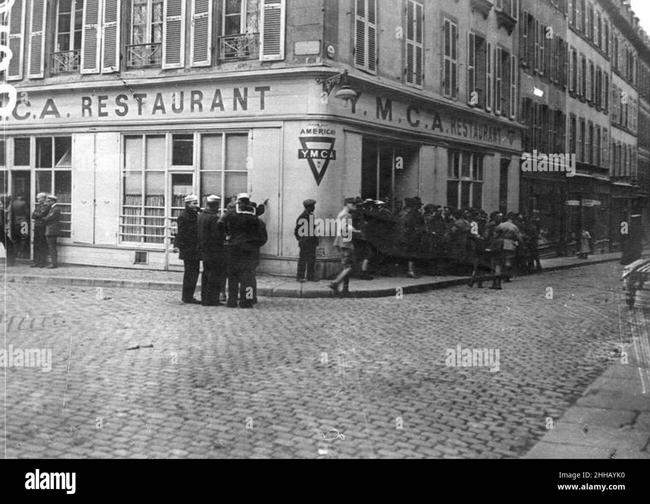 Soldats américains attendant devant le YMCA l'ouverture du restaurant ...