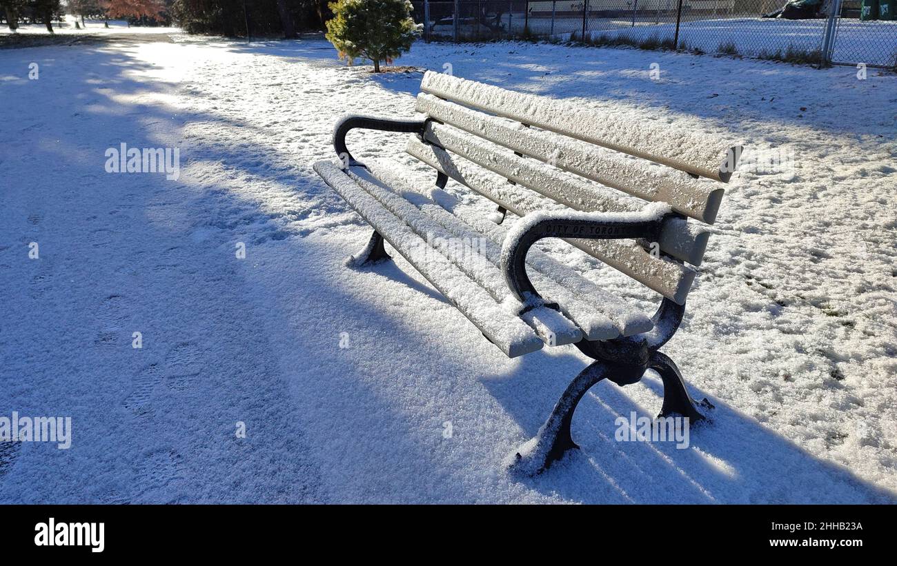Winter landscape. Empty park bench with fresh snow Stock Photo - Alamy