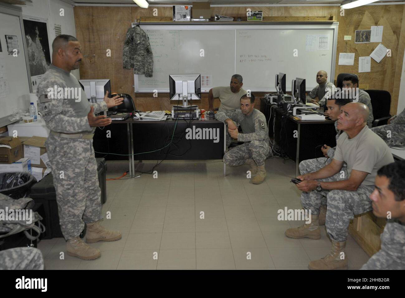 Soldiers briefing hi-res stock photography and images - Alamy