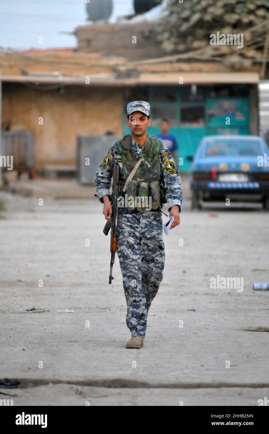 Soldiers support Iraqi national police Stock Photo - Alamy