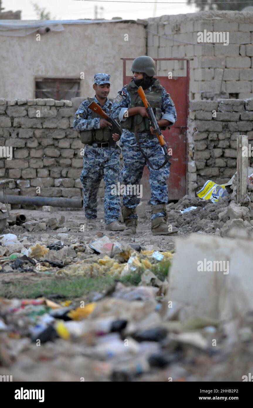 Soldiers support Iraqi national police Stock Photo - Alamy