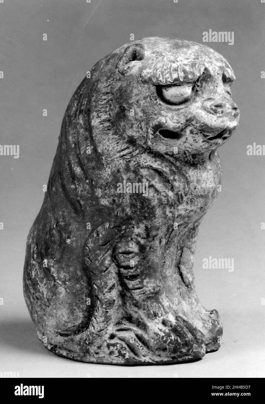 六朝 鎏金銅獅（造像殘件） seated lion Black and White Stock Photos & Images - Alamy