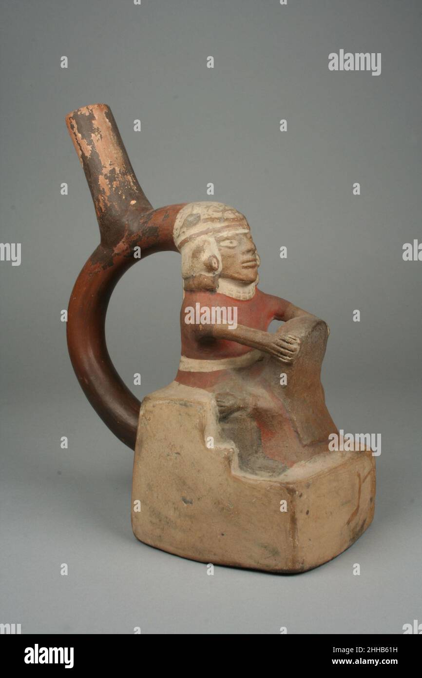 Moche stirrup pottery hi-res stock photography and images - Alamy