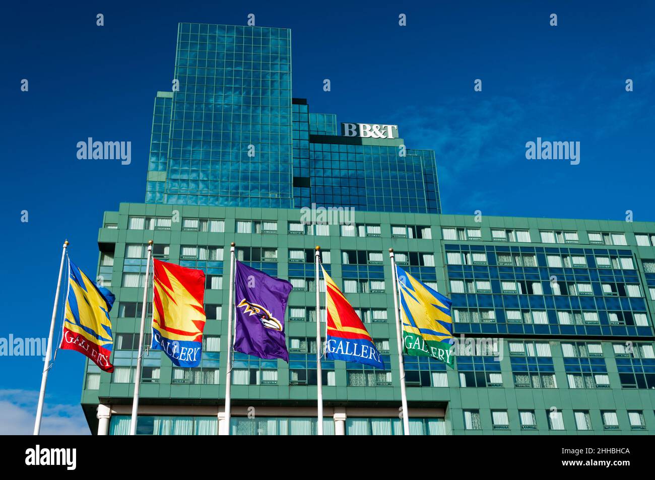 Photo modern architecture flags hi-res stock photography and images - Alamy