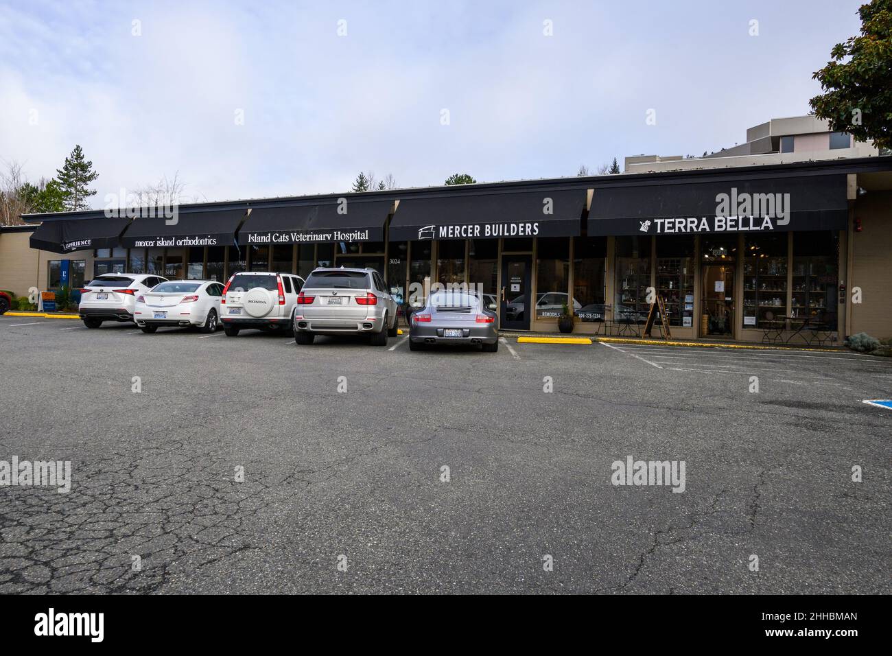 MERCER ISLAND, WA, USA – JANUARY 22, 2022: Downtown Mercer Island ...
