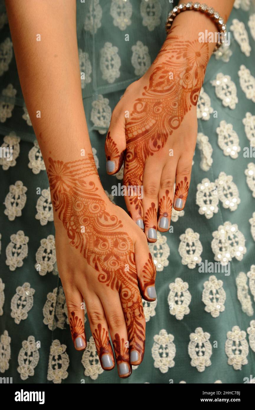 Indian girls mehndi on hands mehndi hi-res stock photography and images ...
