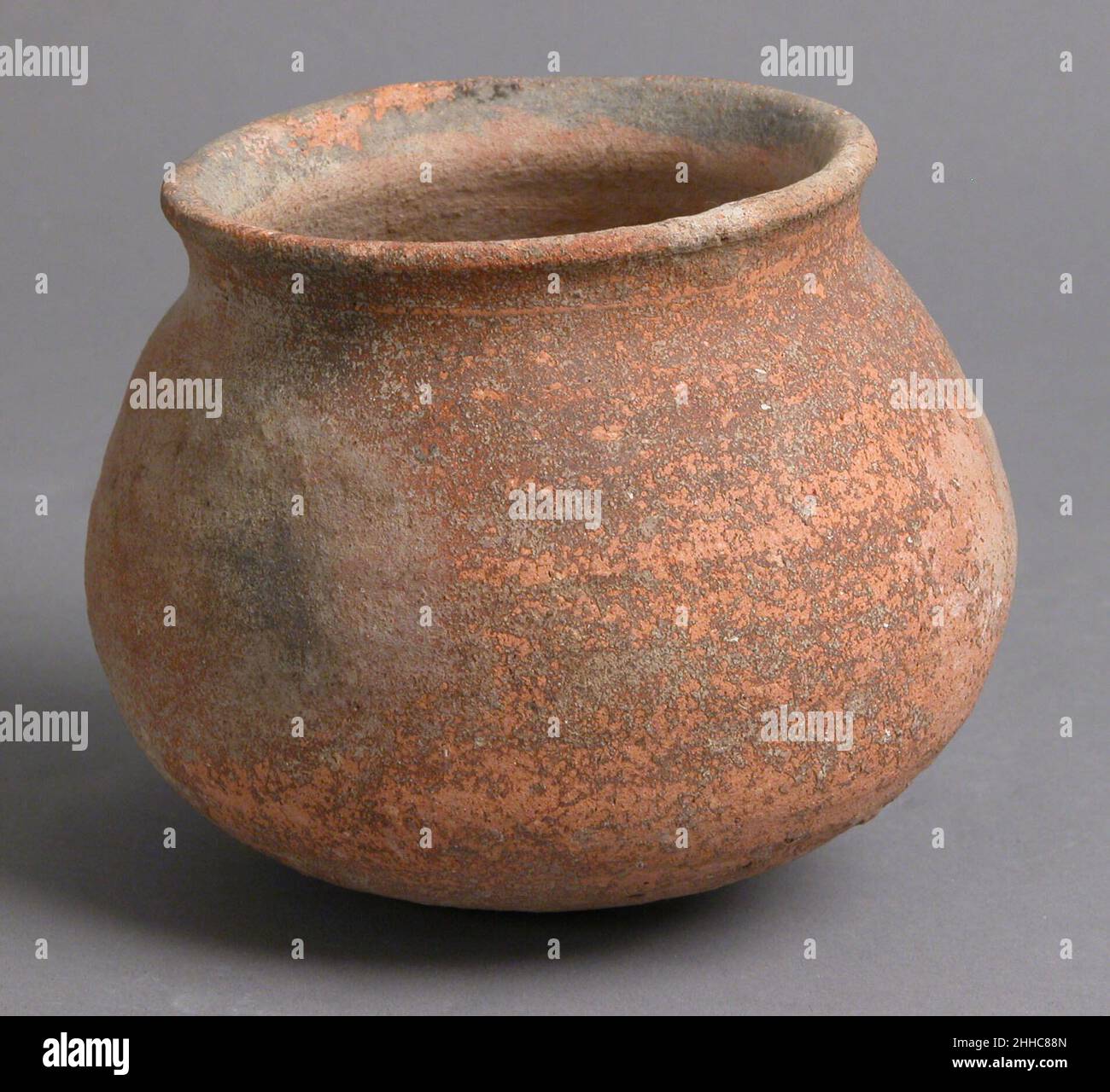 Rounded clay pot hi-res stock photography and images - Alamy