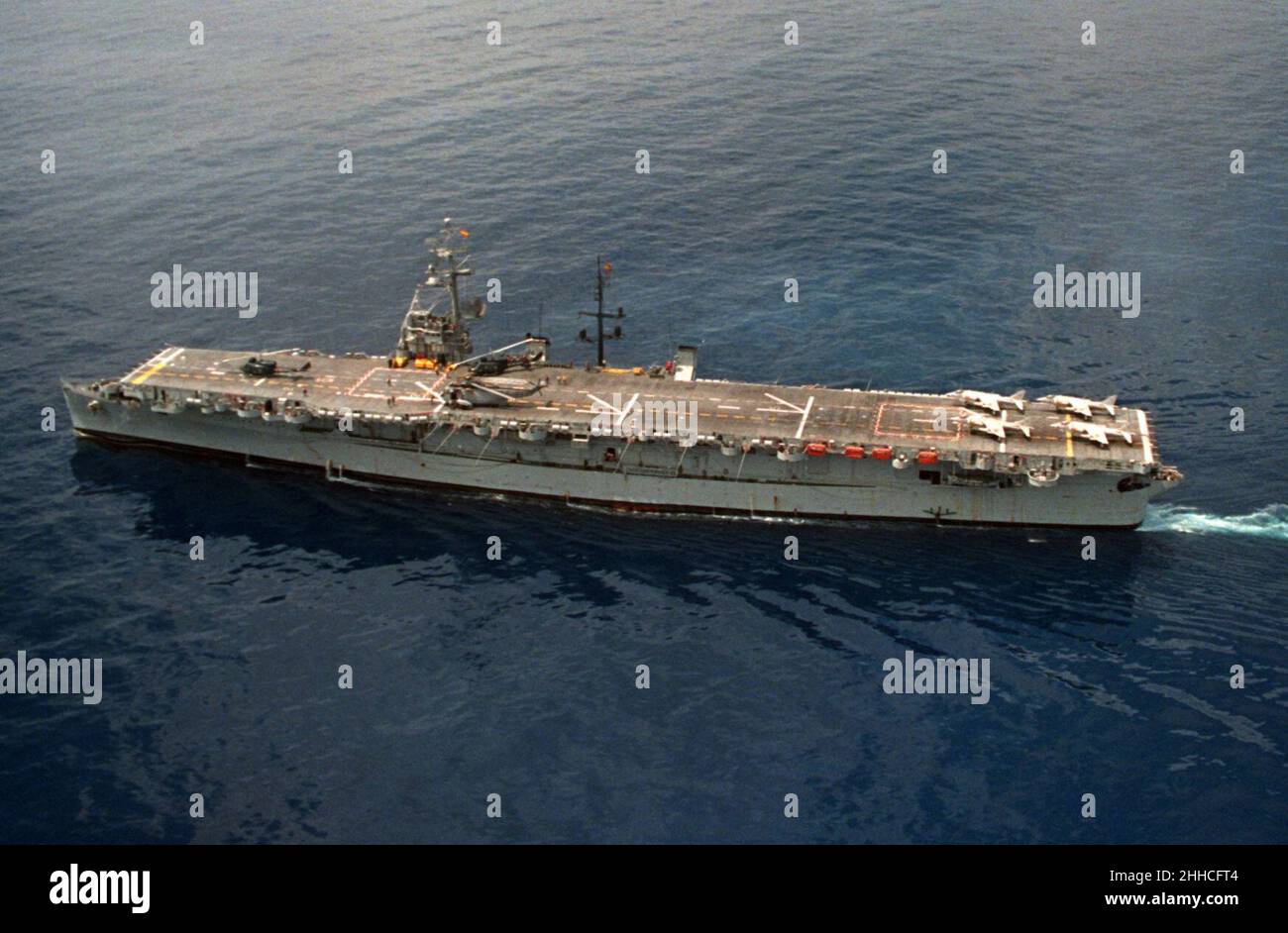 Spanish carrier Dédalo (R01) underway in 1988 Stock Photo - Alamy