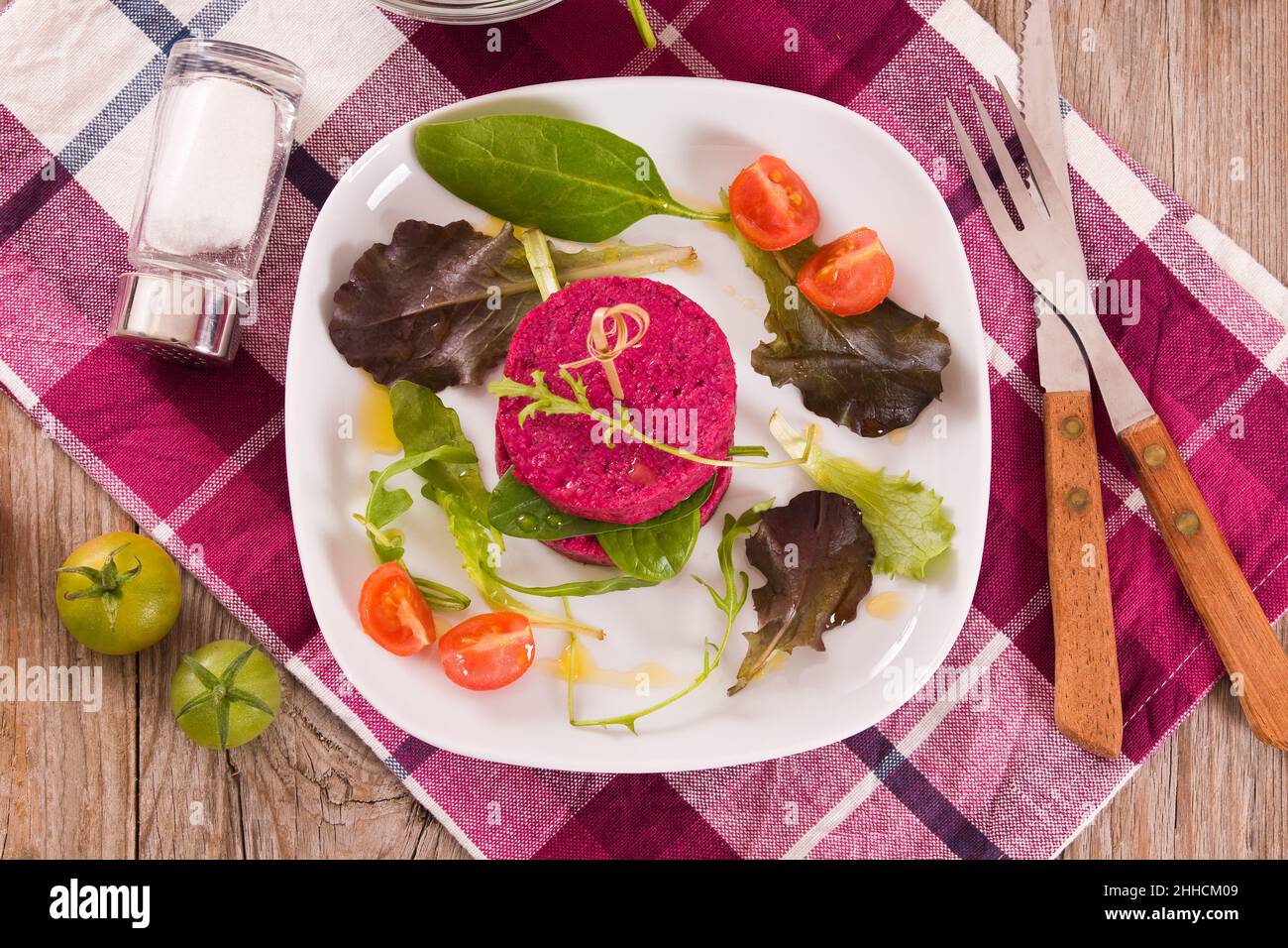 Beetroot veggie burger Stock Photo - Alamy