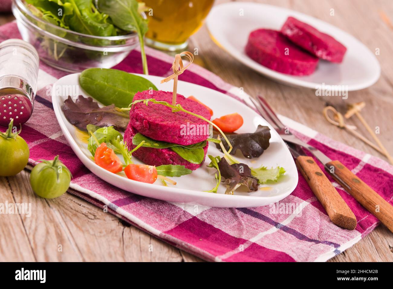 Beetroot veggie burger Stock Photo - Alamy