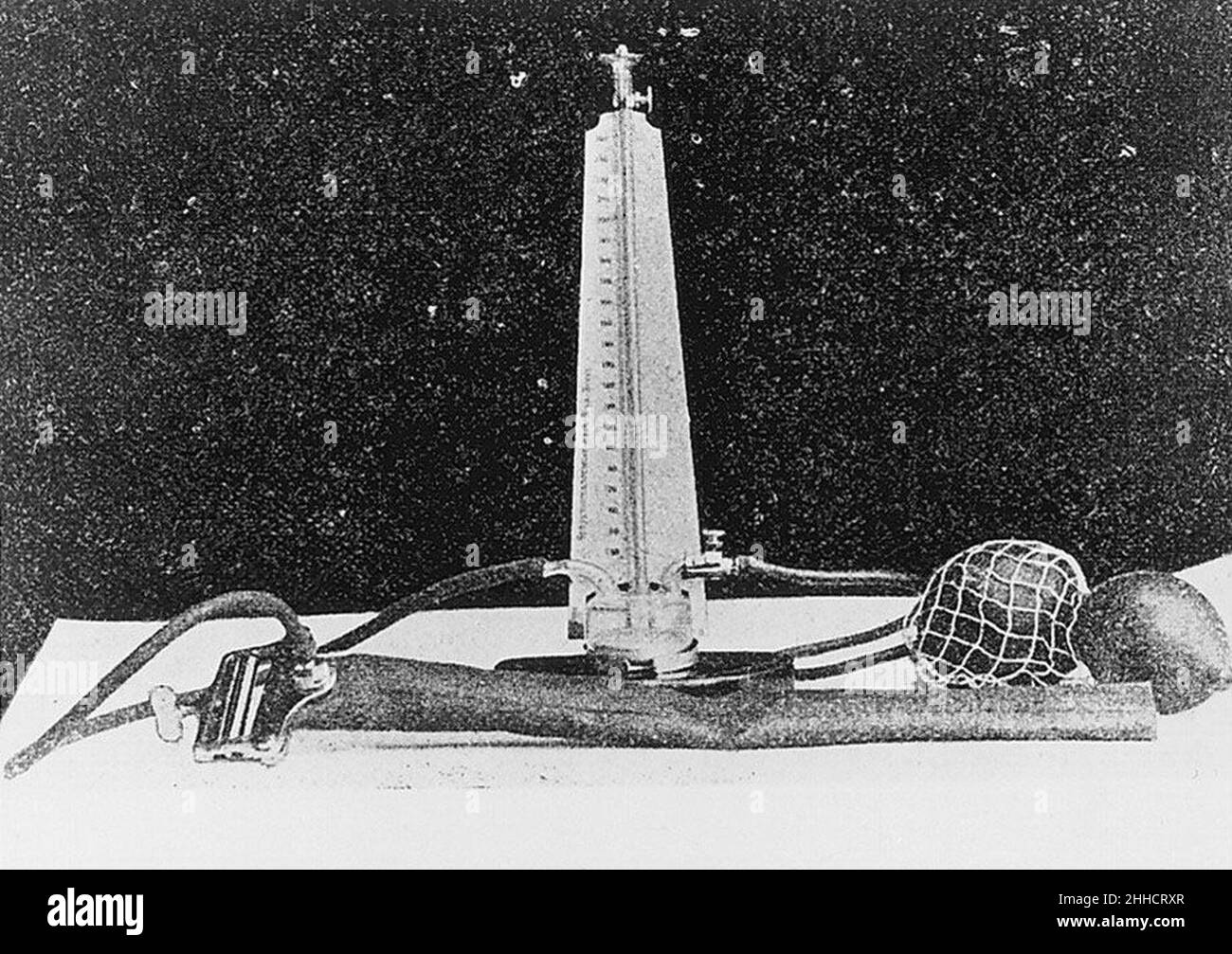 Vintage sphygmomanometer hi-res stock photography and images - Alamy