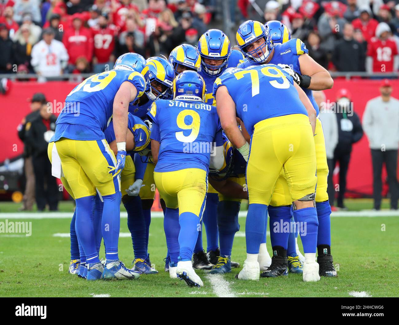 Nfl rams huddle hi-res stock photography and images - Alamy