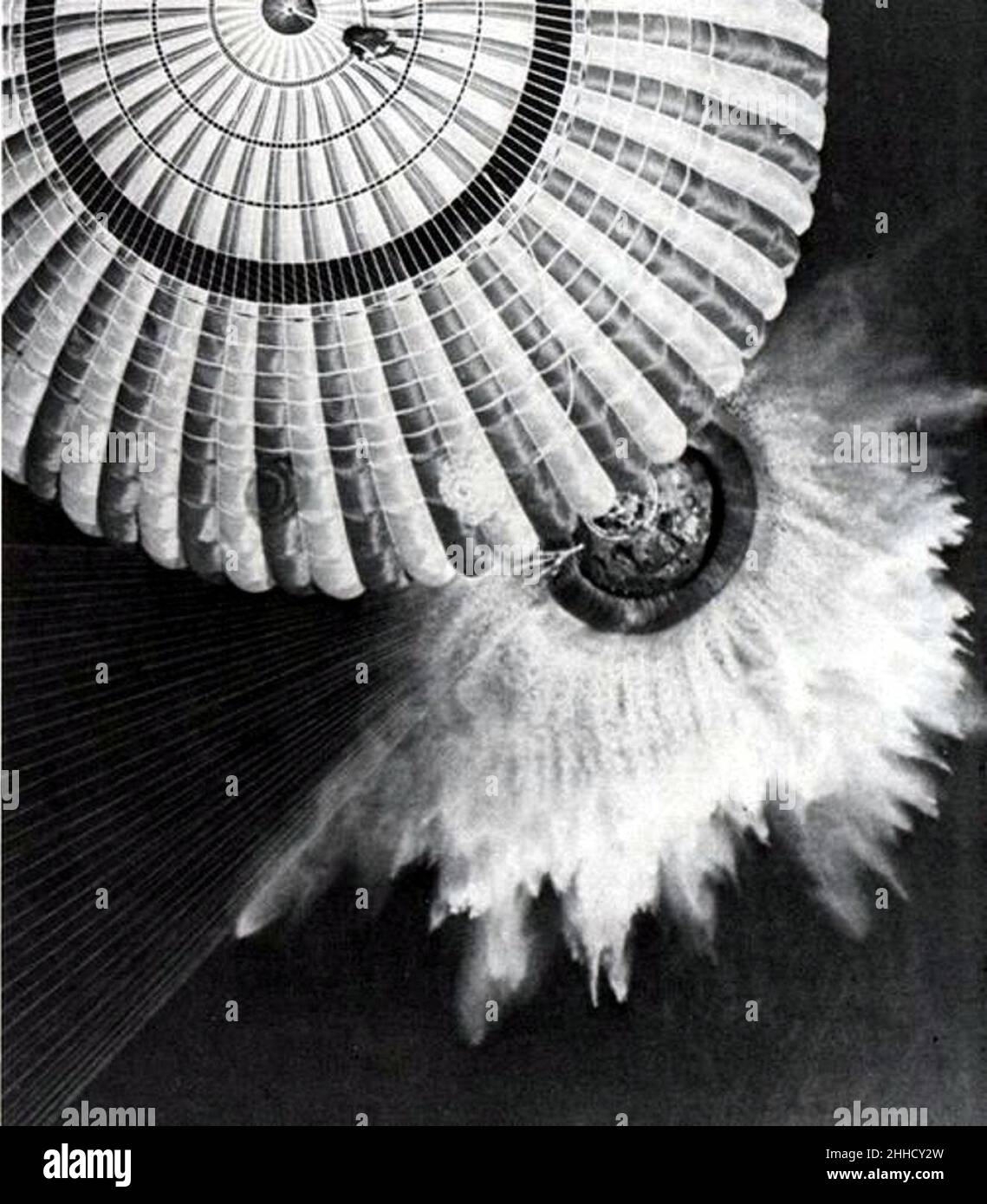 Splashdown of the Apollo 17 command module in the Pacific Ocean on 19 ...