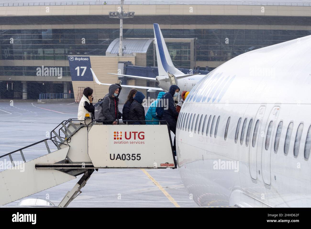 Passenger boarding airplane ladder hi-res stock photography and images ...