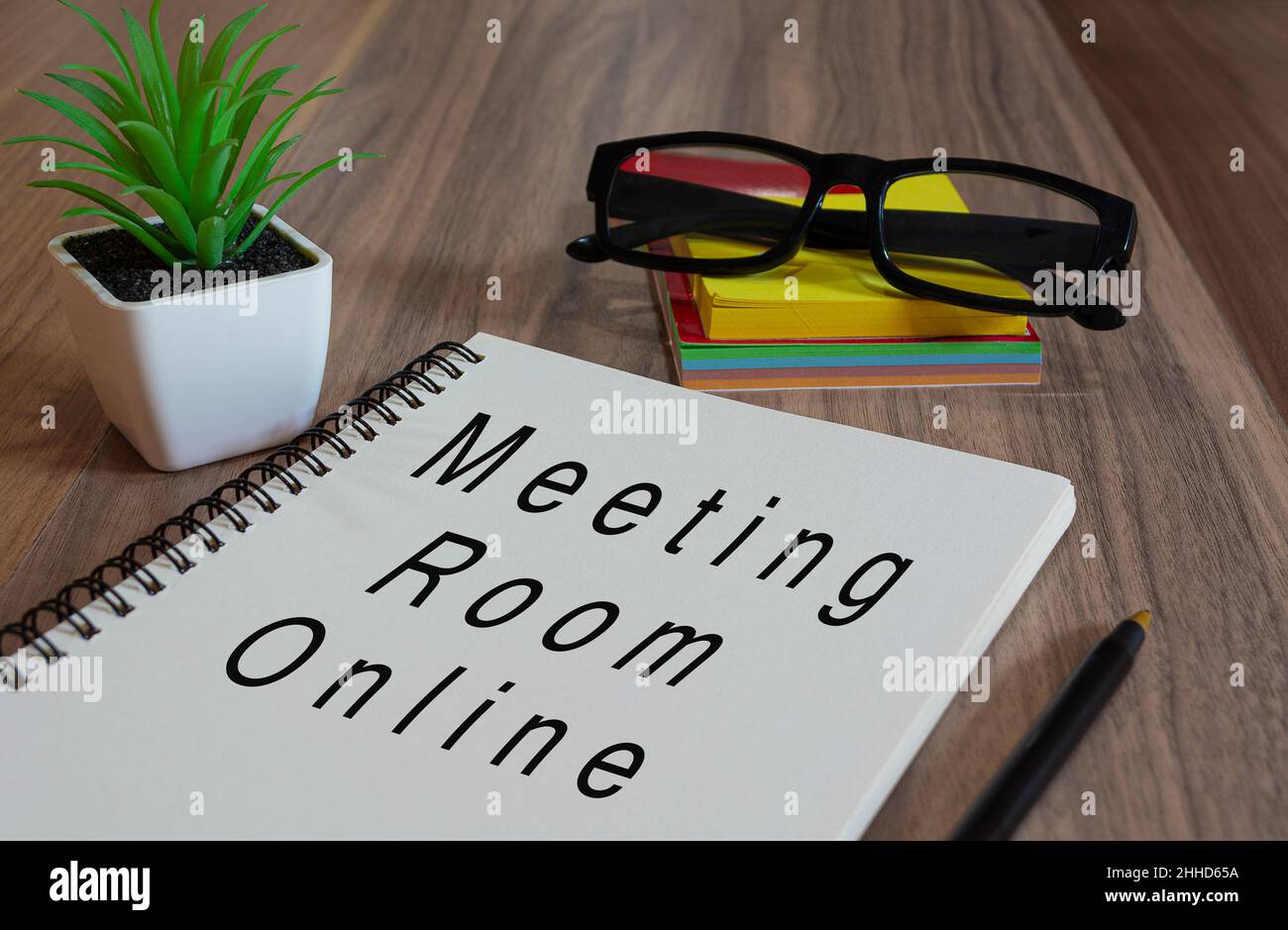Text on white notepad wooden desk - Meeting room online. Business ...
