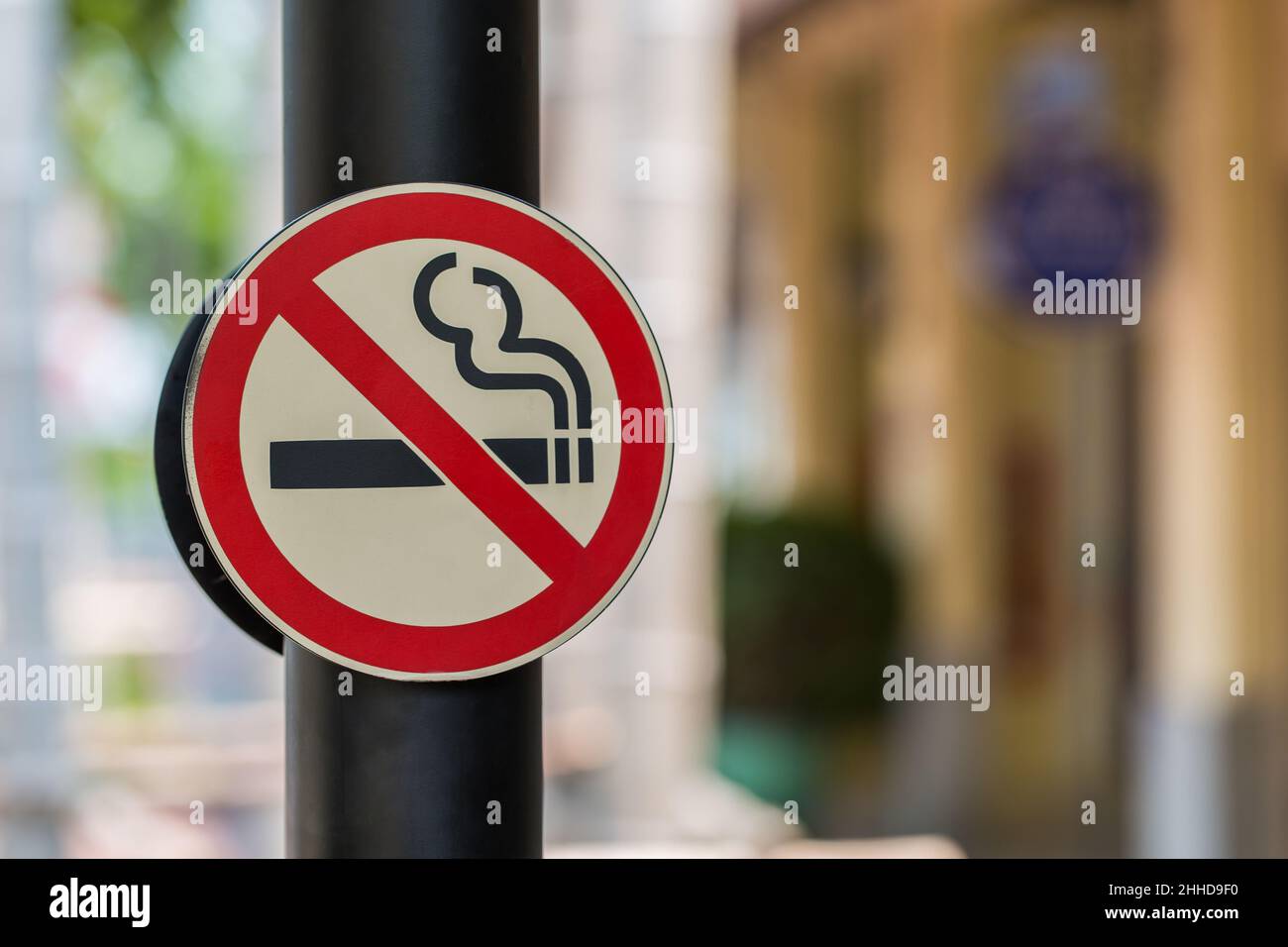 no smoking sign with green background Stock Photo - Alamy