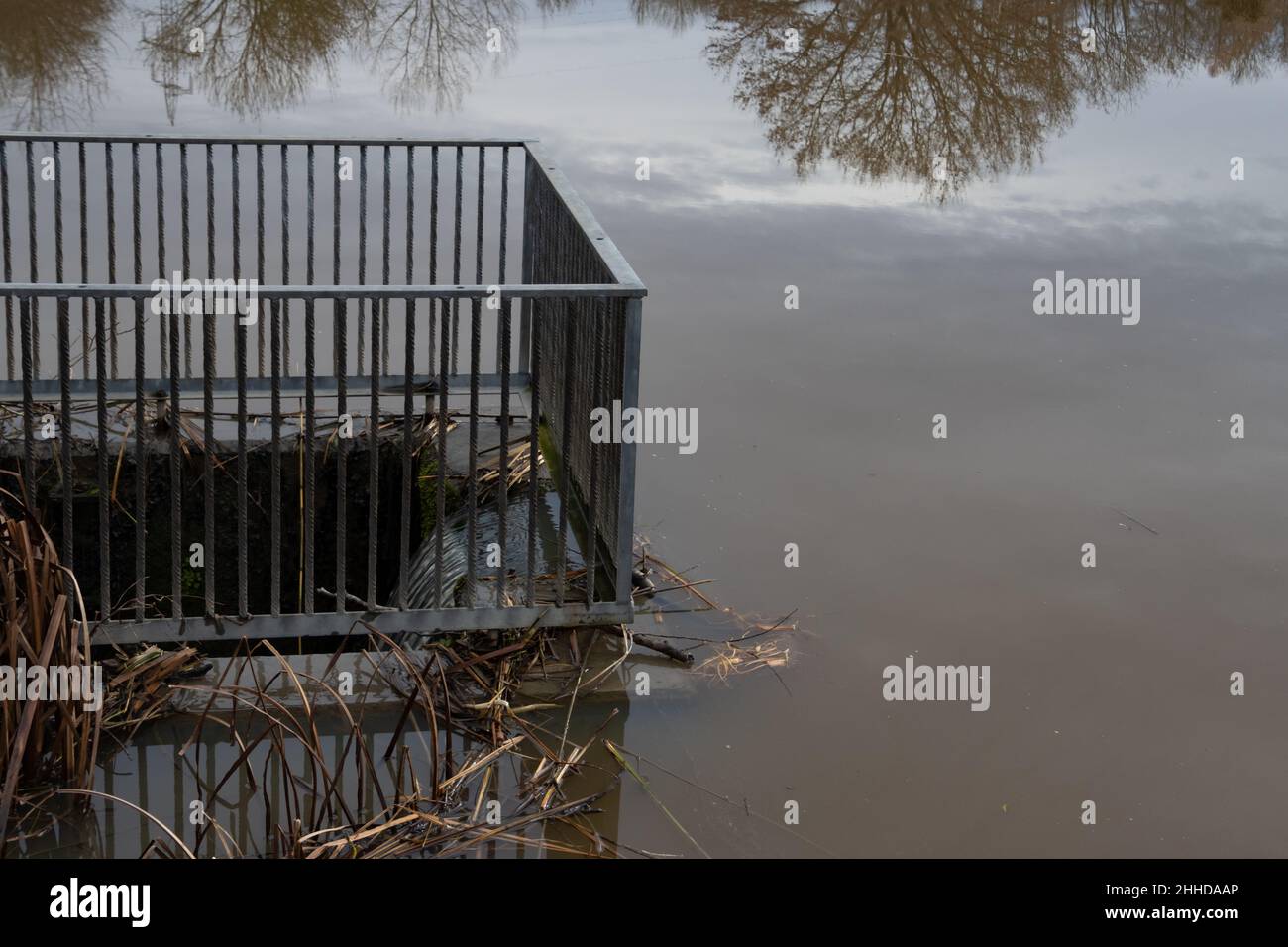 Overflow spillway hi-res stock photography and images - Alamy
