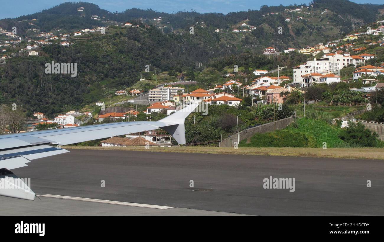 Madeira airport runway mountain hi-res stock photography and images - Alamy