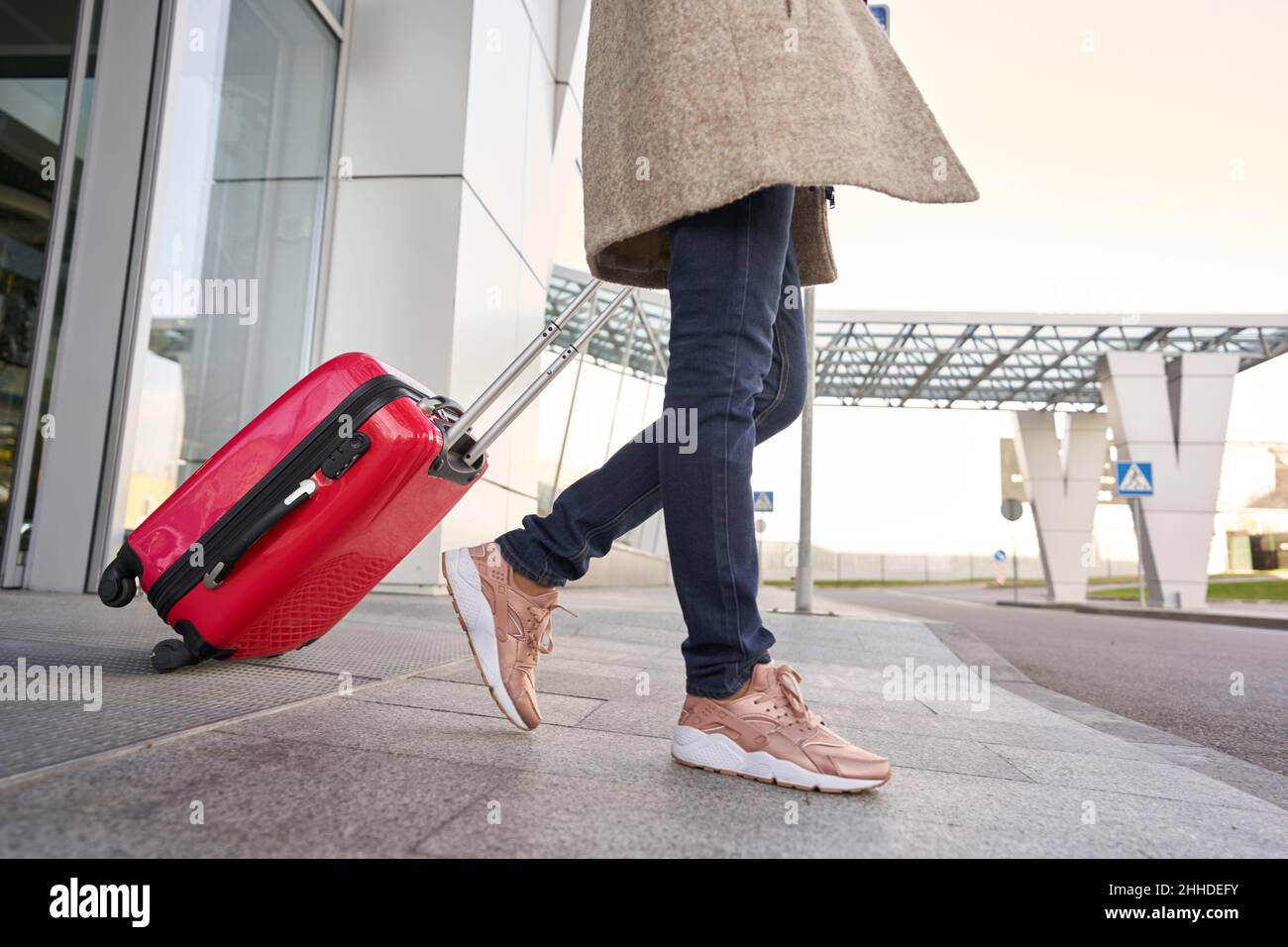 Building door suitcase hi-res stock photography and images - Alamy