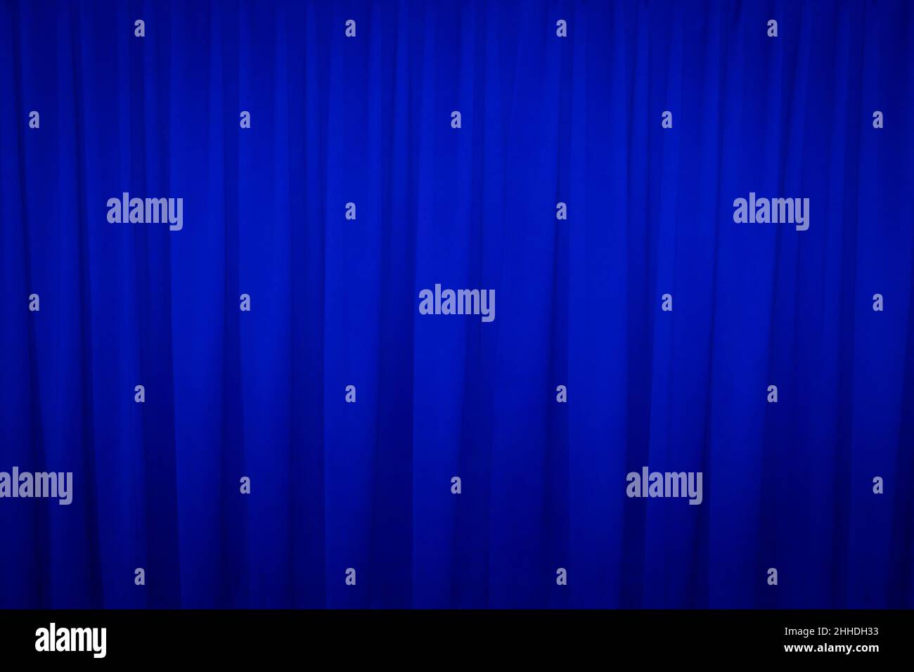 Cinema closed blue curtain hi-res stock photography and images - Alamy