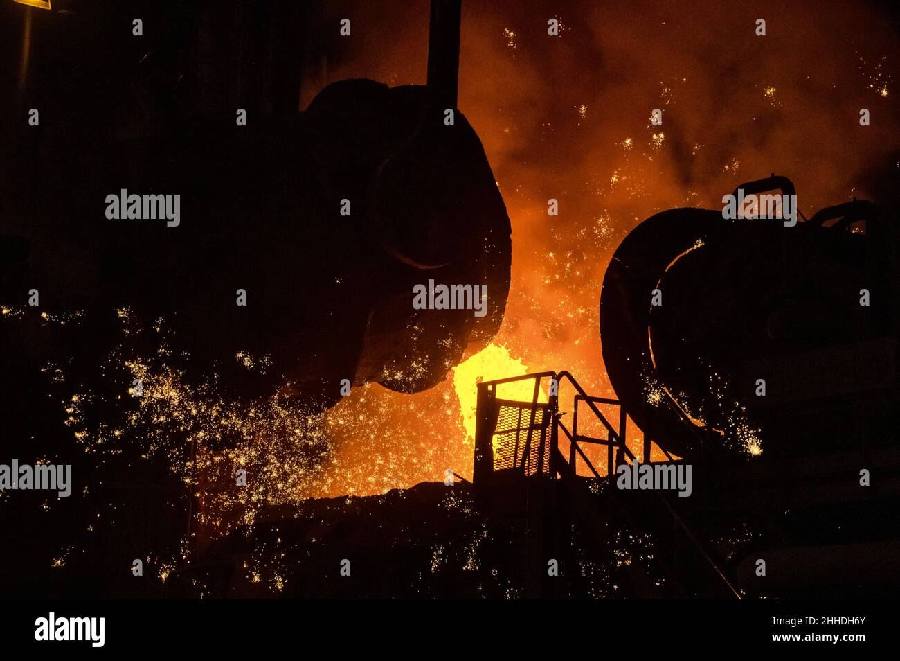 Liquid steel is poured from a metallurgical ladle Stock Photo - Alamy