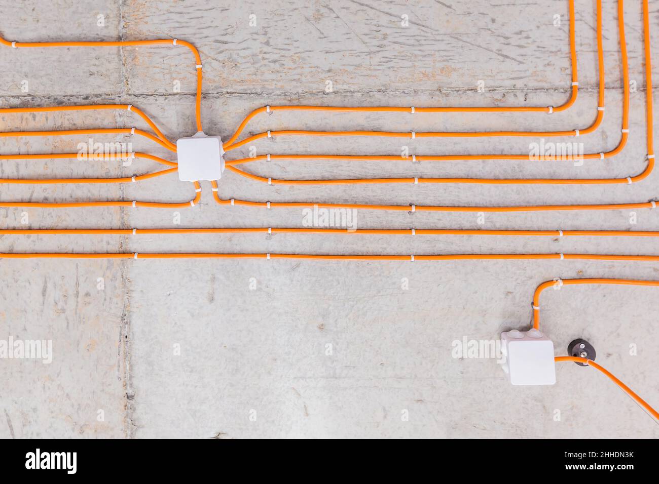 Concrete ceiling with orange electrical wiring and lamps Stock Photo ...
