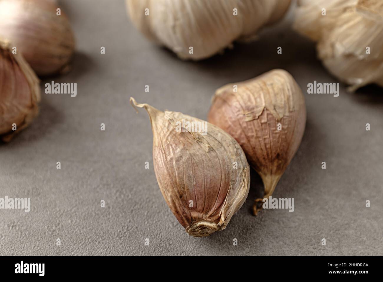 Spicy and fragrant raw garlic without peel Stock Photo - Alamy