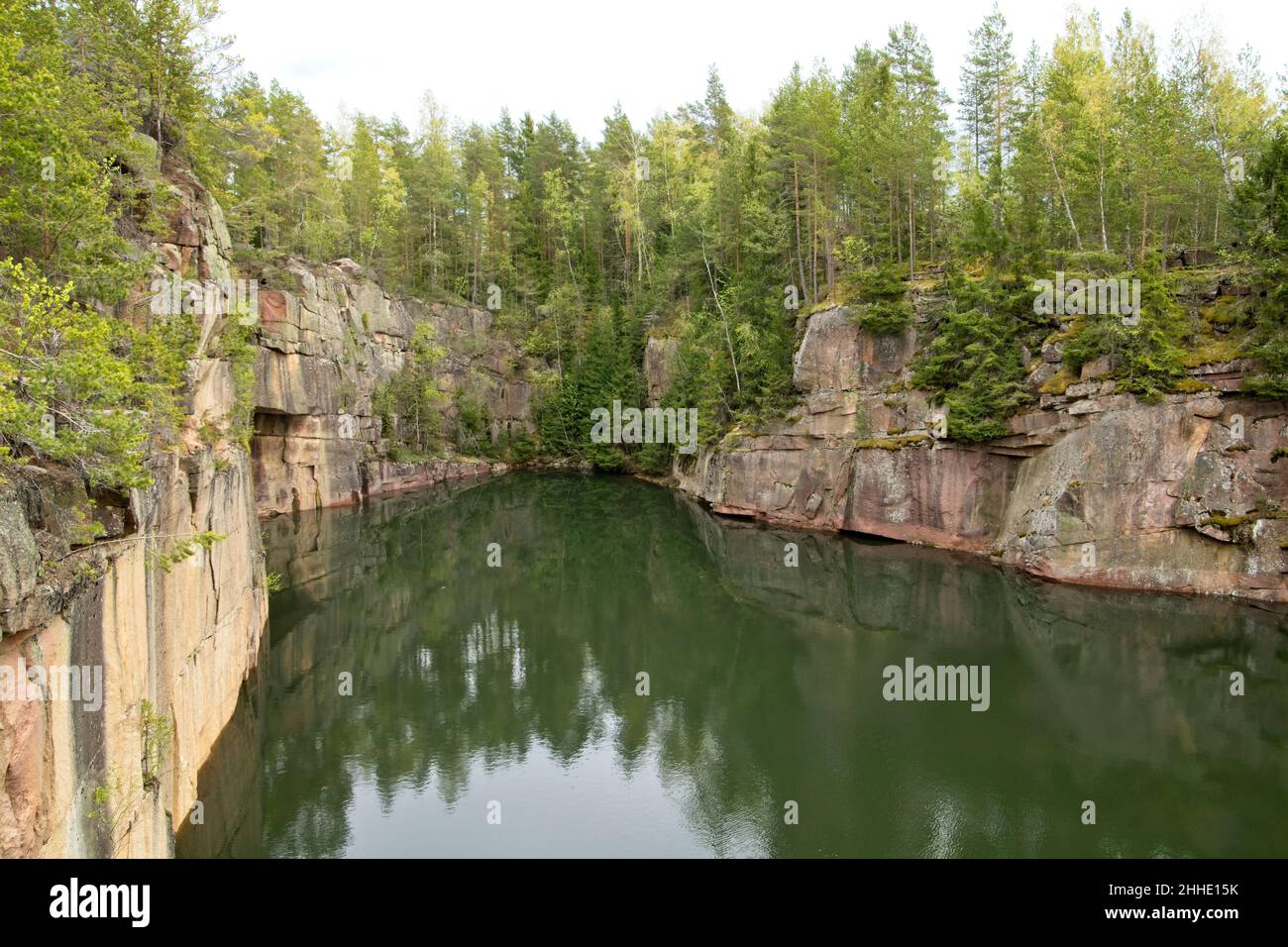 Quarry water cliff hi-res stock photography and images - Alamy