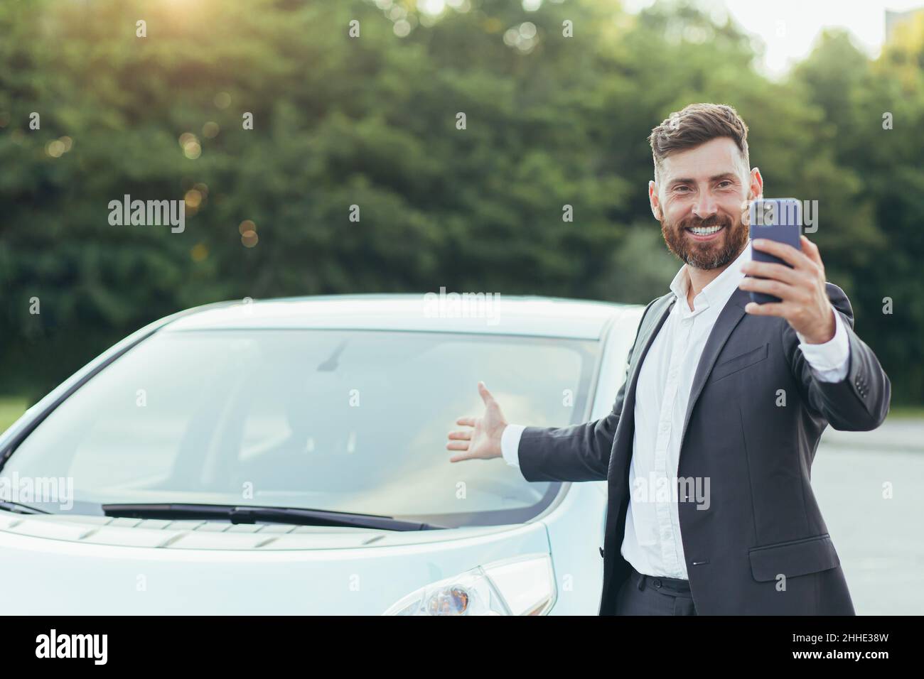 Man bragging friends hi-res stock photography and images - Alamy