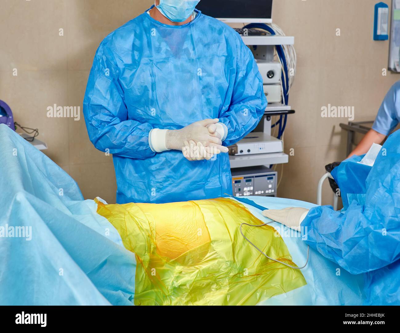 Veterinarian preparing operation hi-res stock photography and images ...