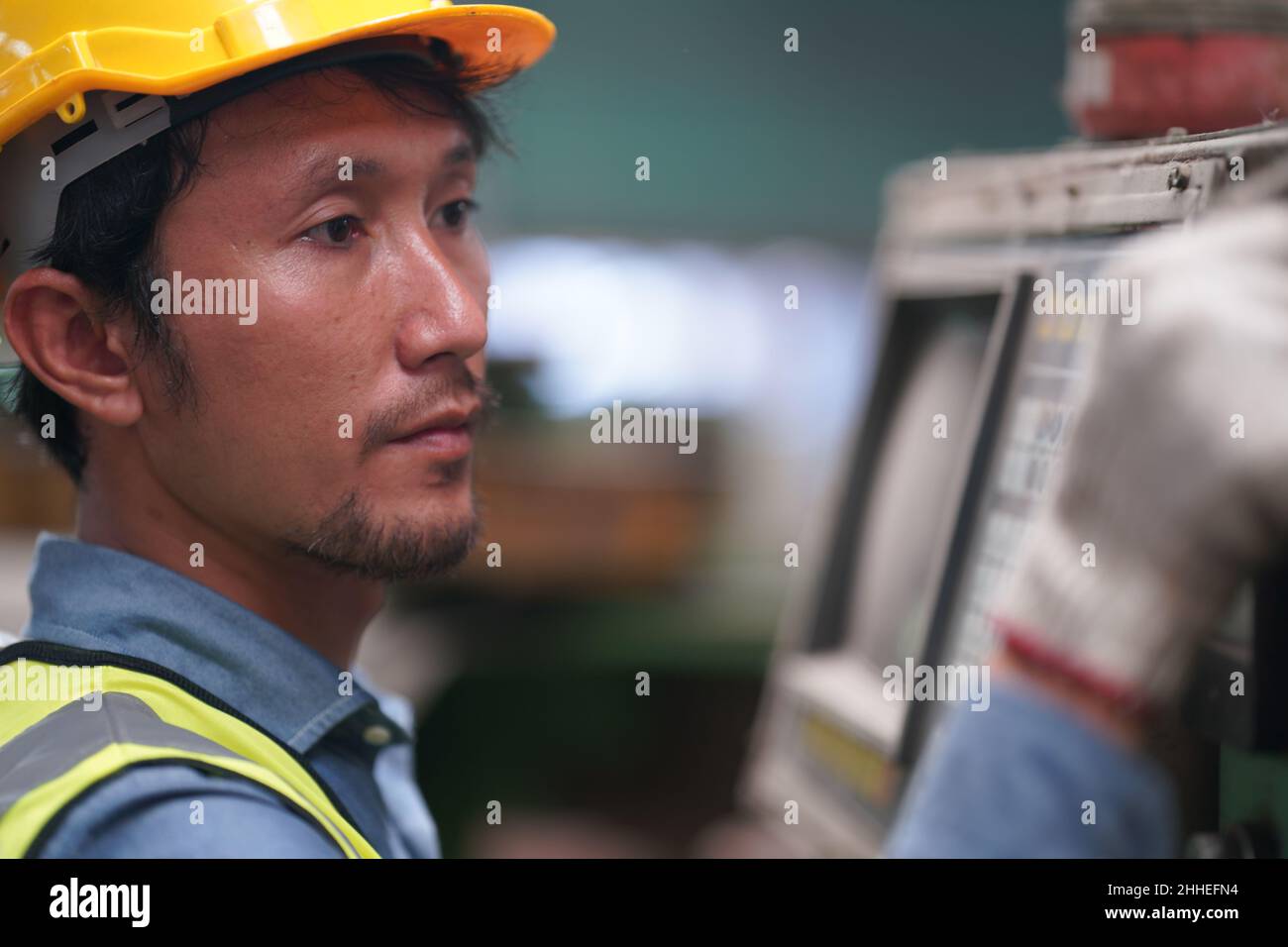 Worker helmet hi-res stock photography and images - Alamy