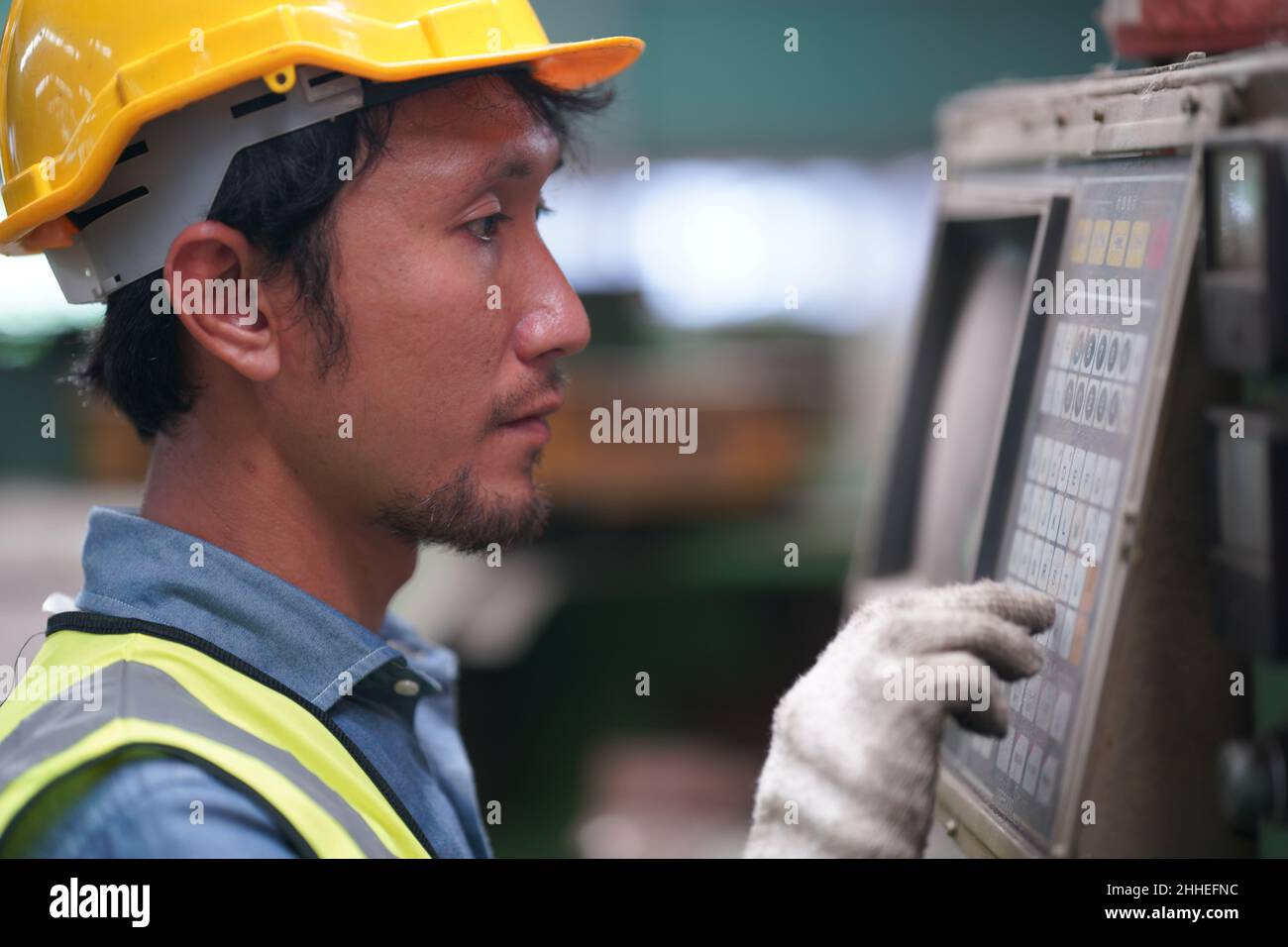 Worker helmet hi-res stock photography and images - Alamy