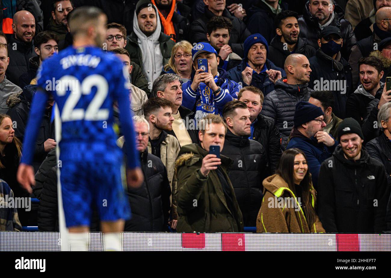 Tottenham hotspur fans cheer hi-res stock photography and images - Alamy